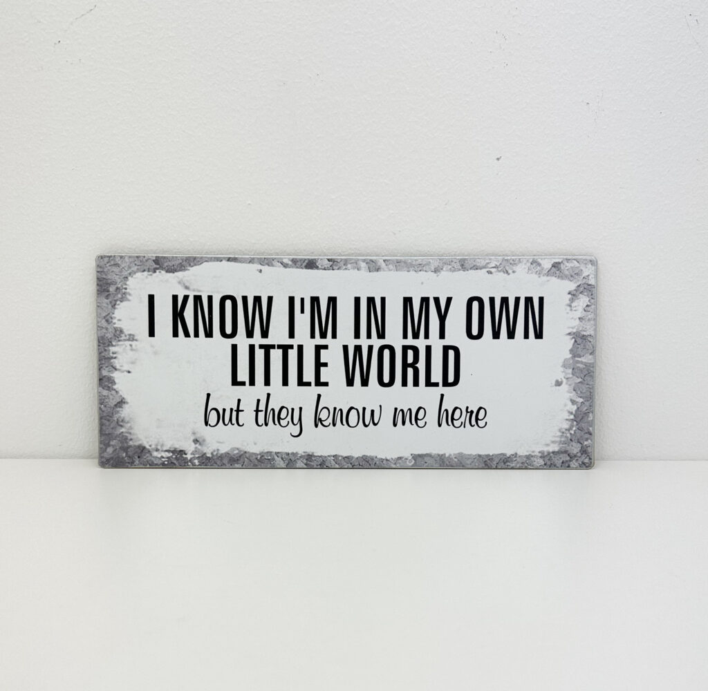 Metalskilt - I Know I'm In My Own Little World | Hurtig Levering – Køb!