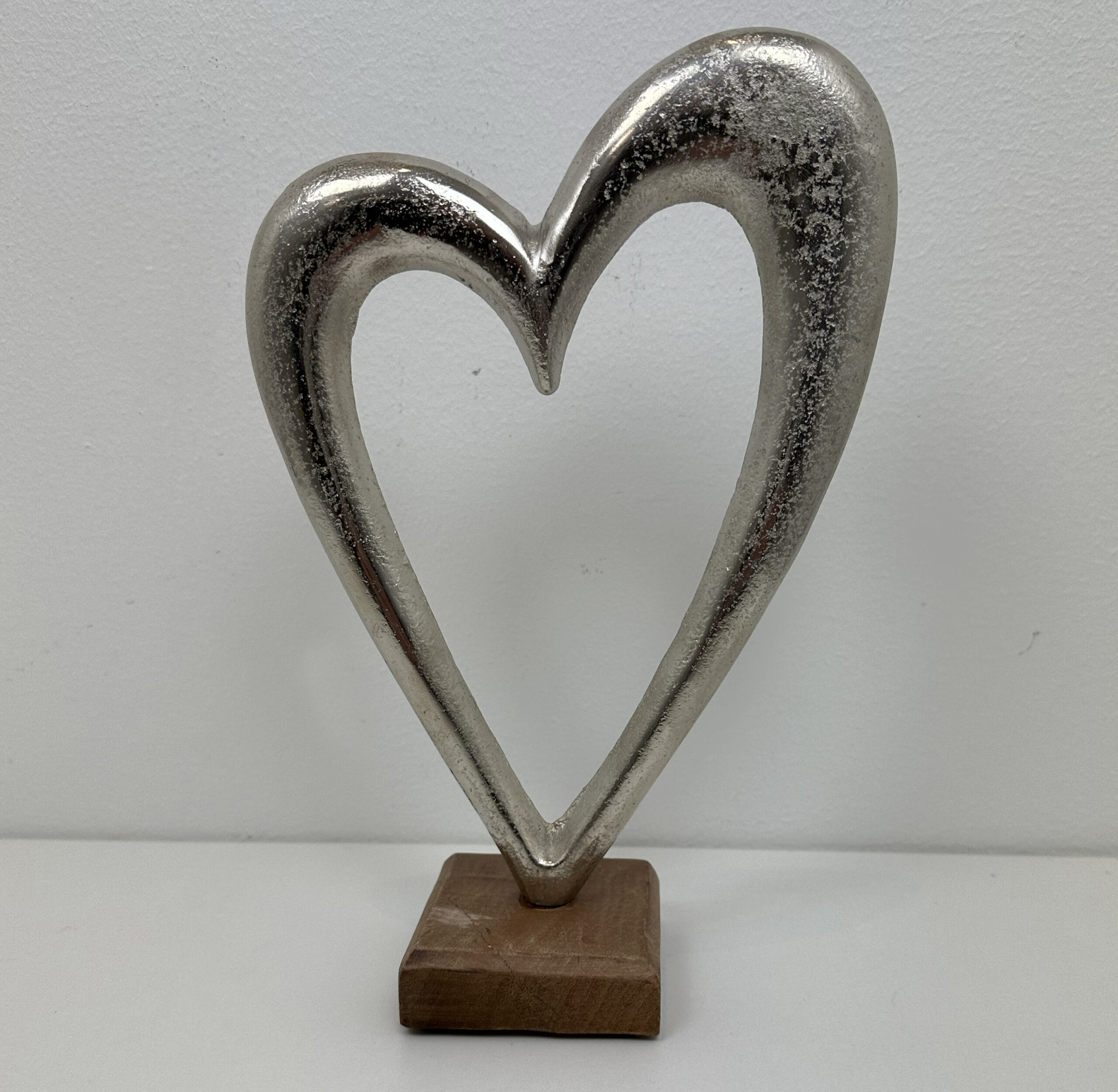 Stort Hjerte I Sølvfarve, I Metal, Og Mango Træfod | Hurtig Levering – Køb!